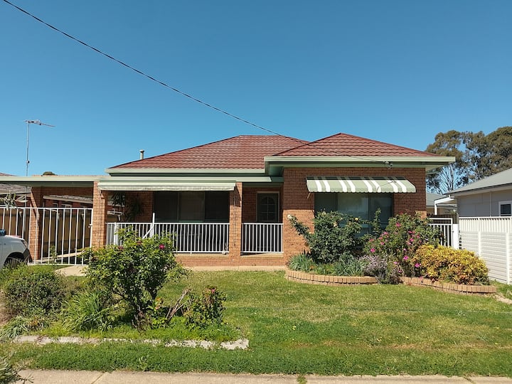 Urban Oasis: Steps To Riverwalk, Shops & City Fun - Wagga Wagga