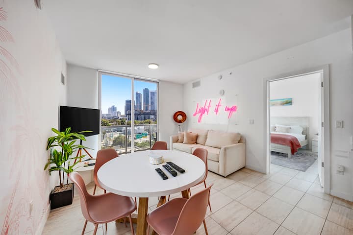 Design District Living, Balcony Views, Pool, Gym - Miami, FL