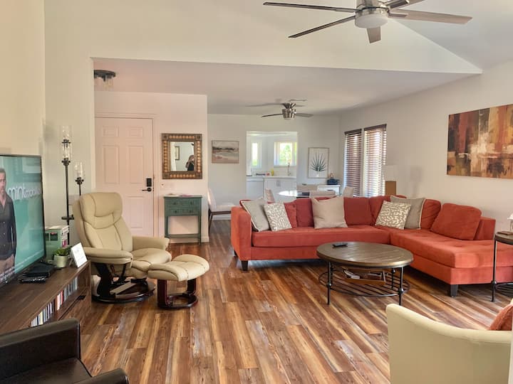 Oasis Resort Condo: 3 Bedrooms 2 Bath Sleeps 6 - Palm Springs, CA