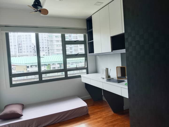 Top, In Front Of Train - Purple Line. Welcome, Ask - Singapour