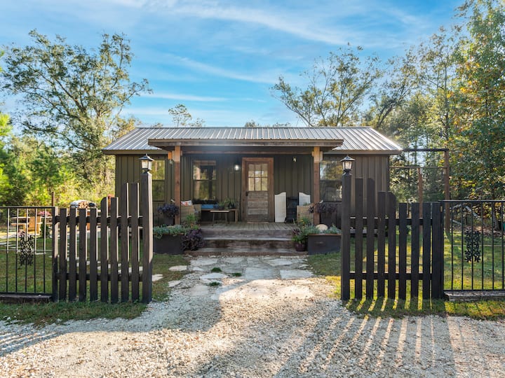 Cabin Close To Fl Caverns Hot Tub, Wi-fi & Firepit - Florida