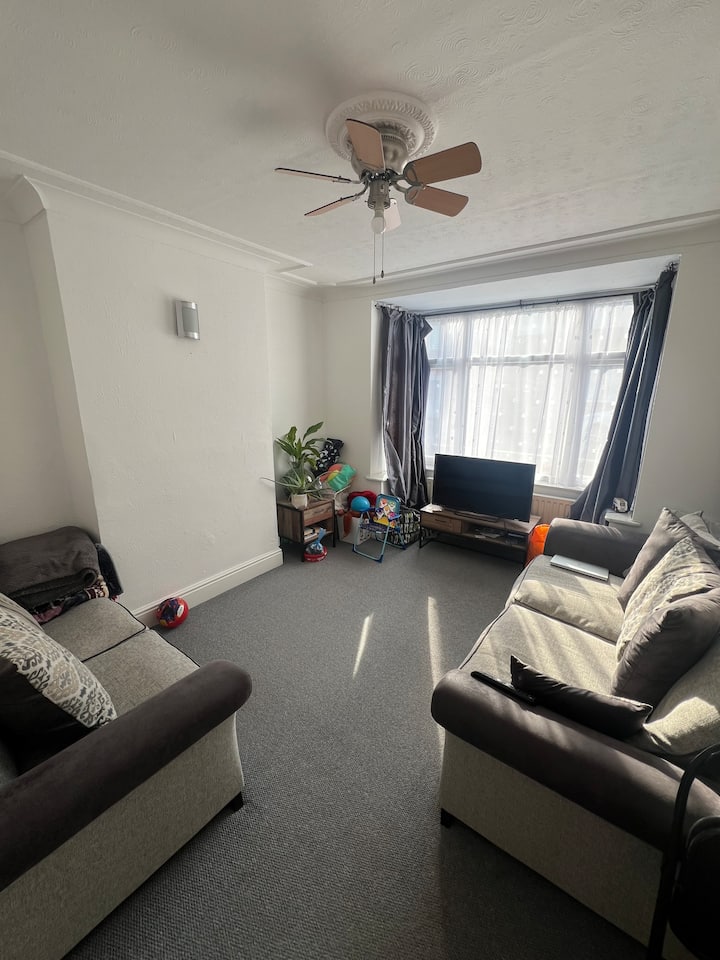 Comfortable & Cosy Family Home - Loughborough