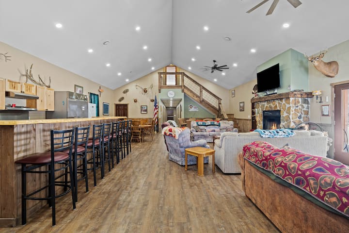 Secluded 24 Guest Lodge | Elk Country Pa| Fire Pit - Treasure Lake, PA