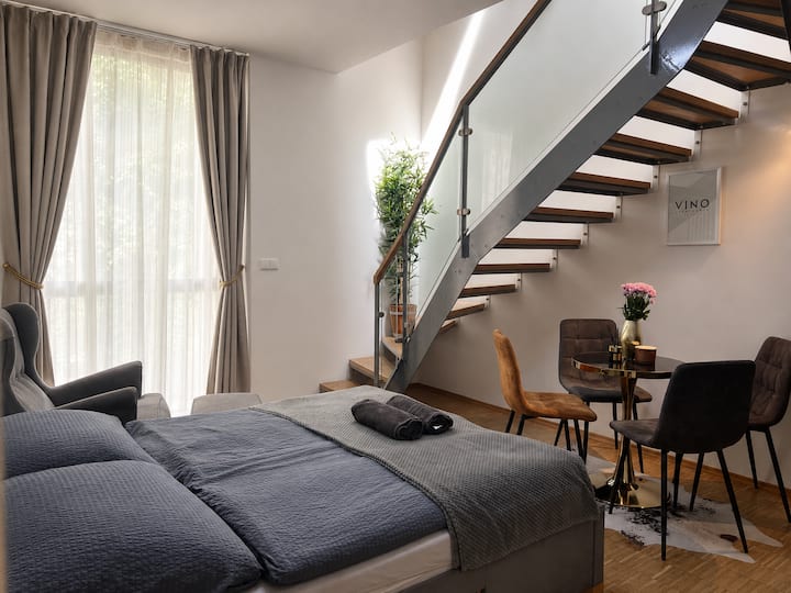 Modern Duplex Near The Rotating Kafka Head - Prága
