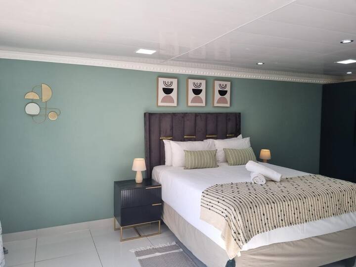 Private Studio Apartment - Beacon Bay - East London