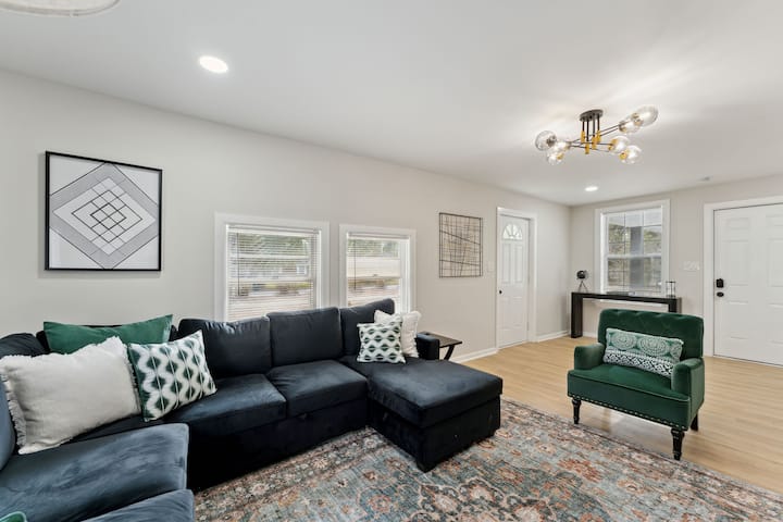 Luxury Home - Games - Great Location - Sleeps 16 ! - Savannah