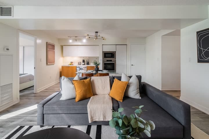 Luxury Waterfront Escape | Stylish 3br Condo - Toronto