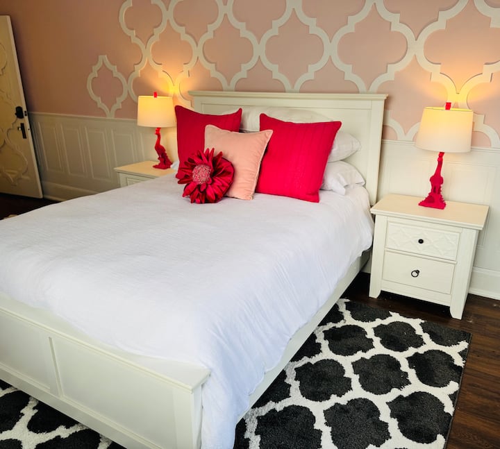 The Good Knight Inn - ‘Knight Owl’ - Queen W/bath - Paducah, KY