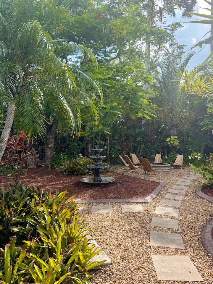 5 Mins To Downtown- Fire Pit | Chefs Kitchen - North Fort Myers, FL