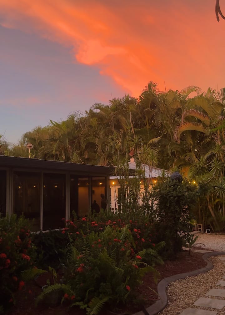 5 Min To Downtown- Tropical Oasis With Fire Pit - North Fort Myers, FL