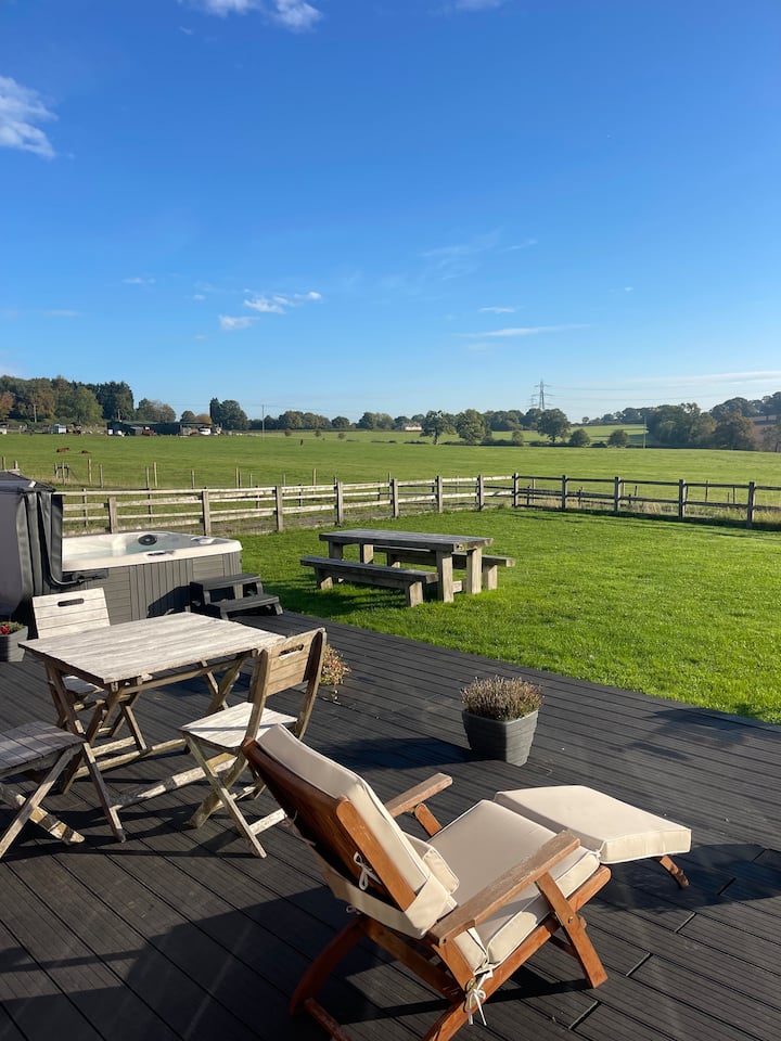 Barn Conversion With Hot Tub & Beautiful Views
5* - Coventry