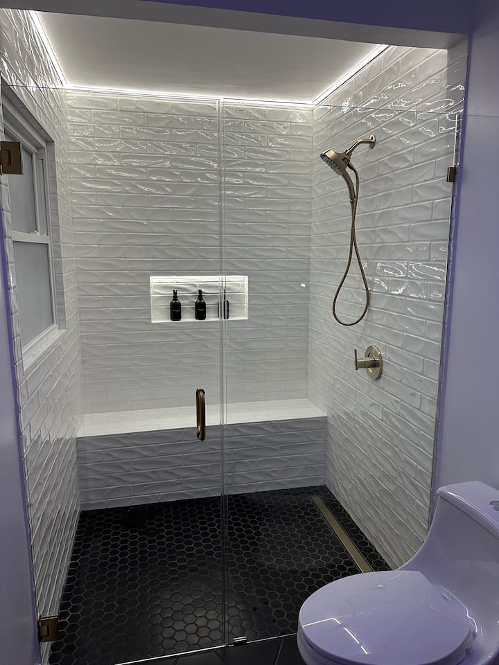 Private Room, Bath, Office, Workout & Movie Room! - Clayton, NC