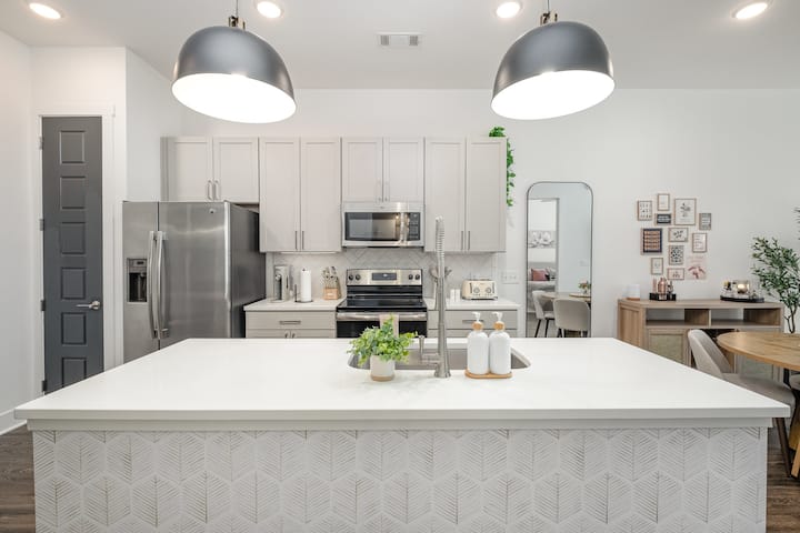 Lux Nash Apt | Balcony & Pool | Cozy King Bed - Nashville, TN