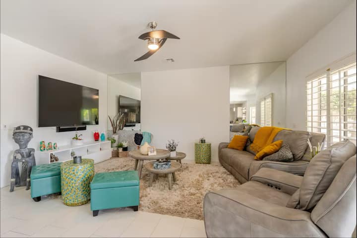 Cozy Room With Private Bathroom - Palm Desert, CA
