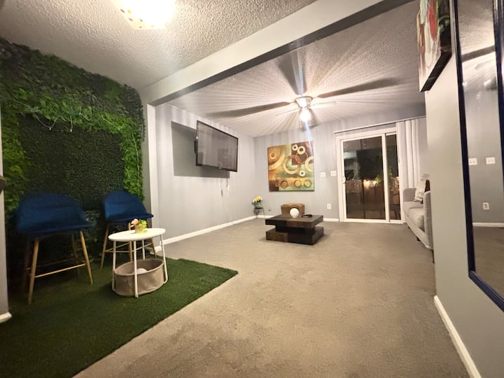 Cozy Retreat W/ Led & Balcony - Harrisburg, NC