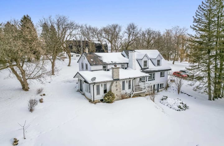 Cozy Farmhouse With Open Space - Bolton, ON, Canada