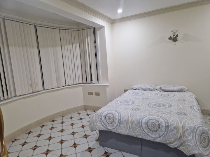 Double Massive Master Room - Ilford