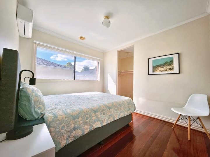 Warm Private Room With Queen Bed - Williamstown