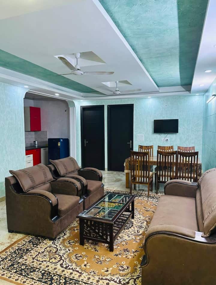 Spacious 4 Br Near
Metro Station - Noida
