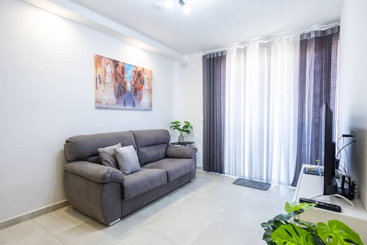 Bright & Cozy 2-bedroom Retreat + Balcony - Malta