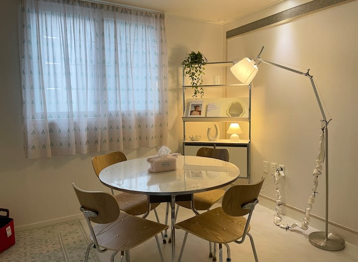 무료주차!위치최고/방2거실1/12시퇴실/𝙃𝙊𝙏 𝙋𝙇𝘼𝘾𝙀교동1분/동성로/반월당 도보이동가능 - Daegu