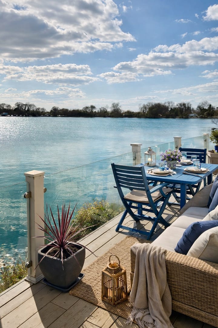 Lodge : Beautiful Lake View & Sleeps 6 - Chichester