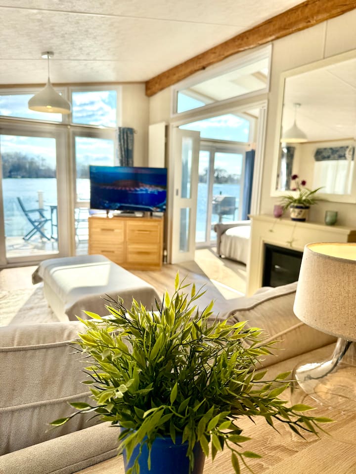Beautiful Views Lakeside Lodge | 3 Bed | 2 Showers - Hampshire