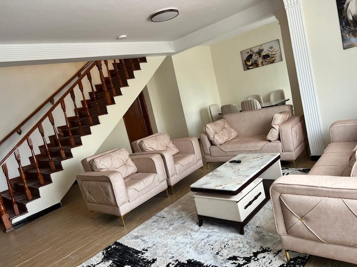 Spacious 5br Duplex  W/ Balcony & Near Airport - Addis Ababa