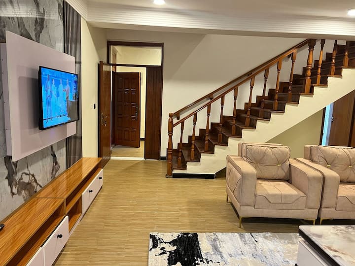 Spacious 5br Duplex  W/ Balcony & Near Airport - Éthiopie