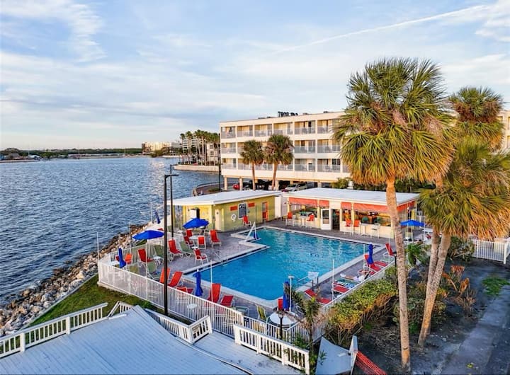 Balcony Sunset Views With Heated Pool And Beach - Tampa, FL