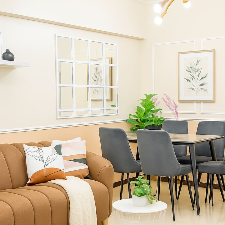 Vibrant 2br: Modern Space W/ City Charm - Cuba