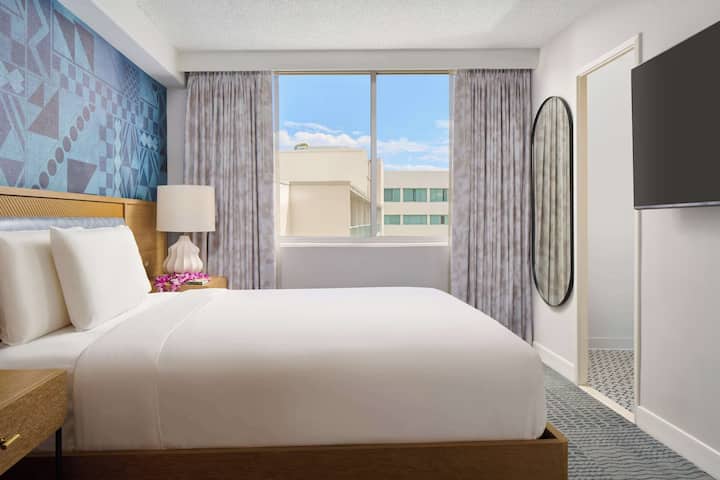 1 Queen Bed At Outrigger Waikiki Paradise Hotel - Honolulu, HI