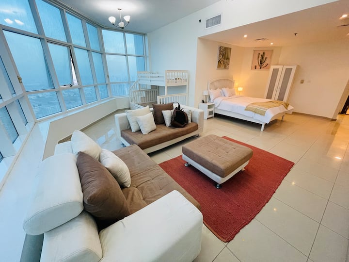 Luxury Flat With Sea View - Charjah