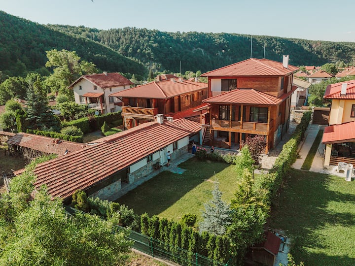 Къща за гости "Фамилия" - Dolna Banya