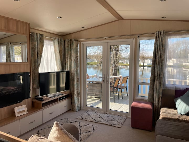 Lake Front 3 Bed Caravan - Cirencester