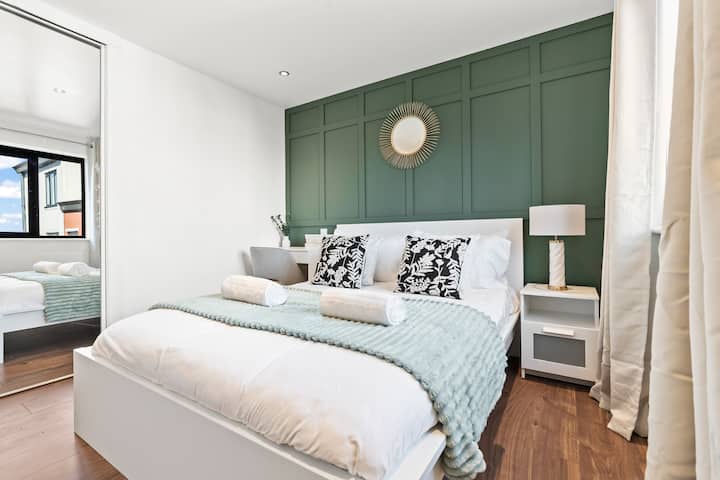 The Luxe- Central |2 Bath |Parking | Netflix| Desk - Birmingham