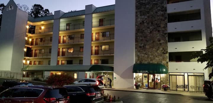 Holly Bear Condo At Gatlinburg Walk To Downtown! - Gatlinburg, TN