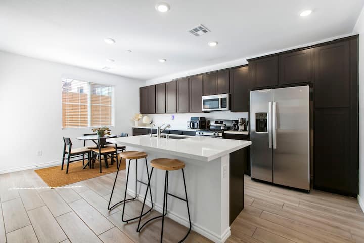 Spacious Henderson Home W/ Large Office - Henderson, NV