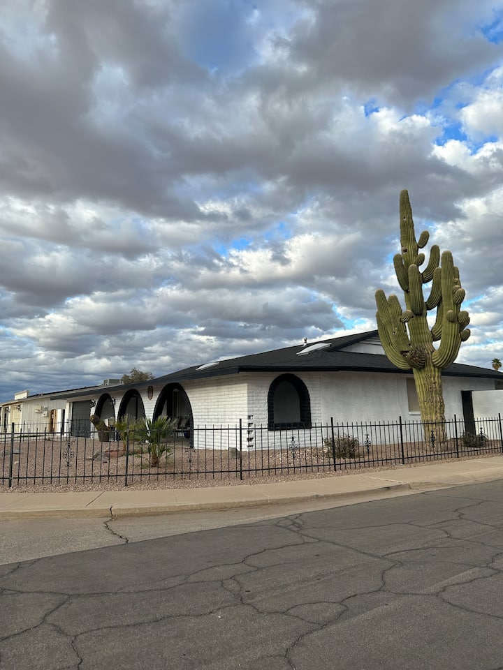 Sleek & Spacious Central Oasis - Casa Grande, AZ