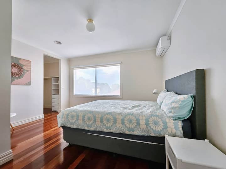Modern Room With Queen Bed - Tottenham