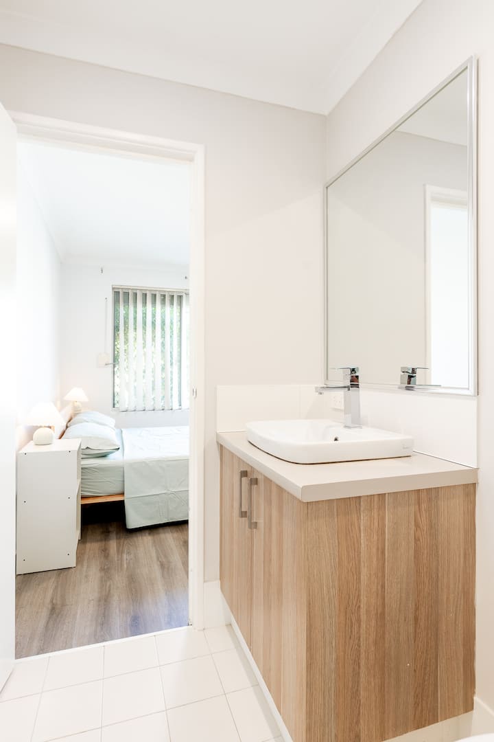 Newly Renovated En-suite Room - Perth
