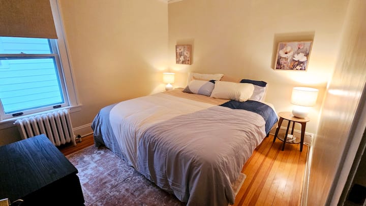 Peony Room, Private W/ King Bed! - Albany, NY