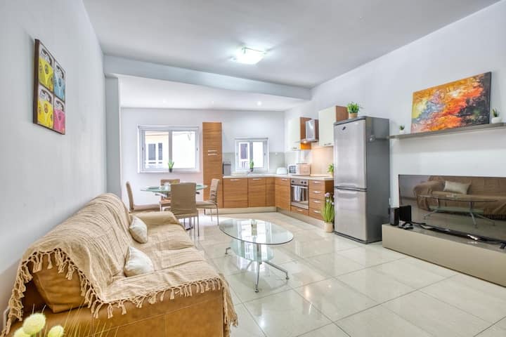 Spacious 1br Apartment | Walk To Sliema Promenade - Malta
