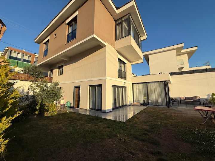 Muhteşem Konumda Villa - Çeşme