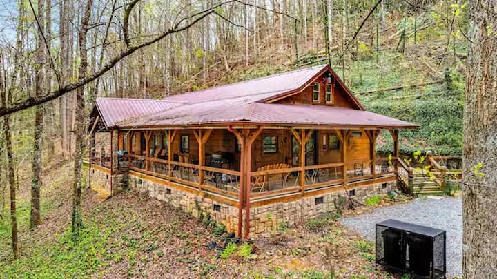 Skinners Cabin | Hot Tub, Grill & Fireplace - Townsend, TN