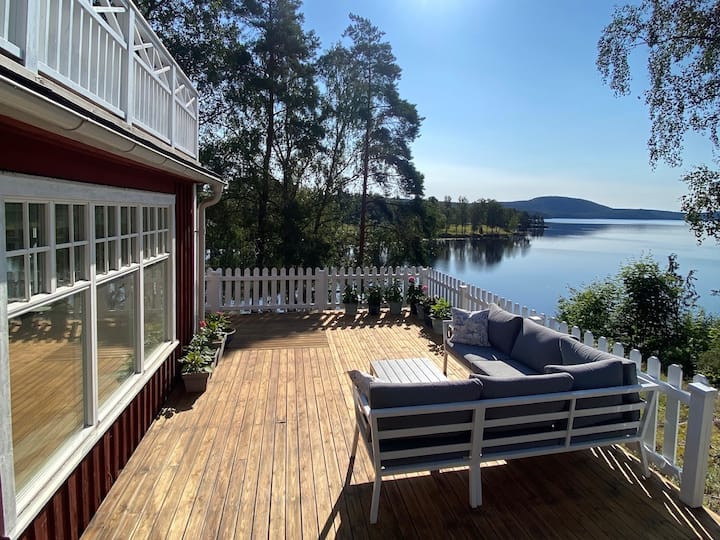Charming Lakeside Cottage - Sweden