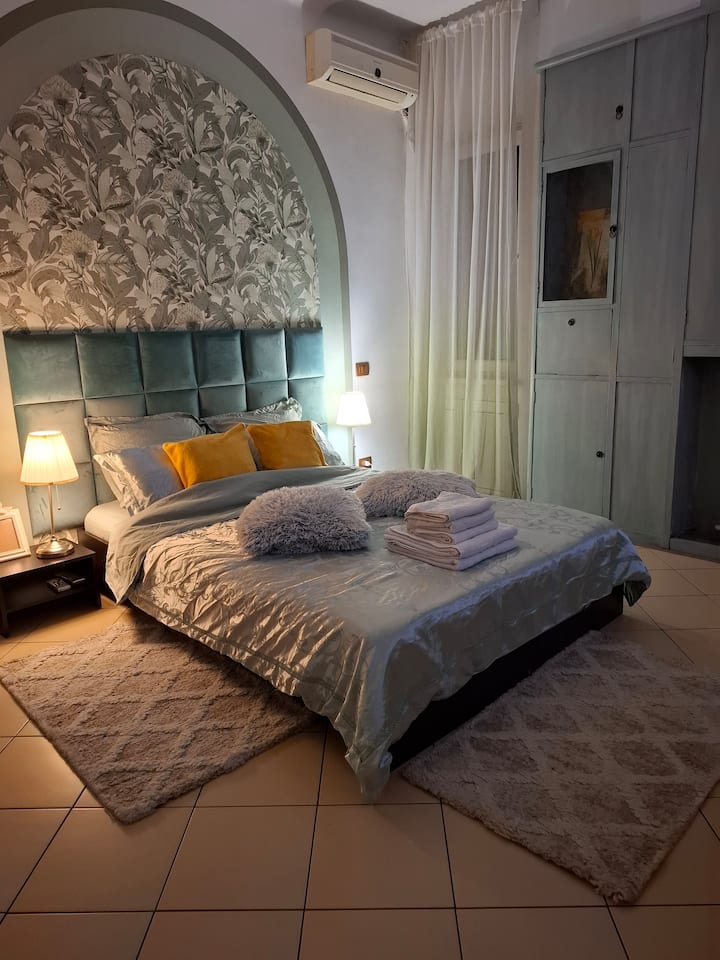 Un Colțișor De Rai - La O Privire De Centrul Vechi - Bukarest