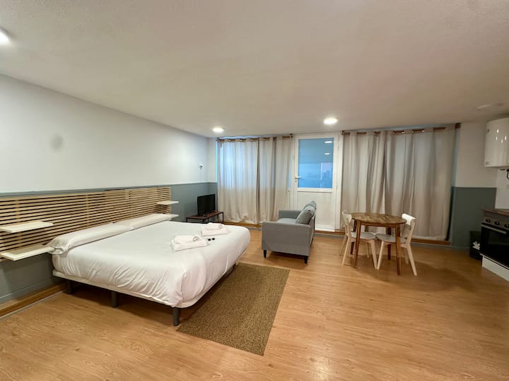 Spacious Studio Near The Center - Adolfo Suárez Madrid–Barajas Airport (MAD)