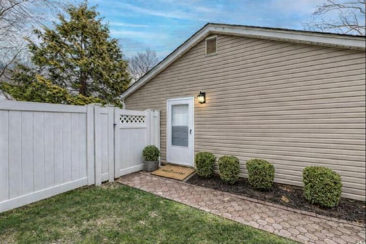 Cozy, Comfy, One Bedroom Apt - Stony Brook, NY