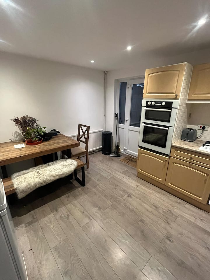 Cosy Essex Stay With Parking & Wi-fi - Essex